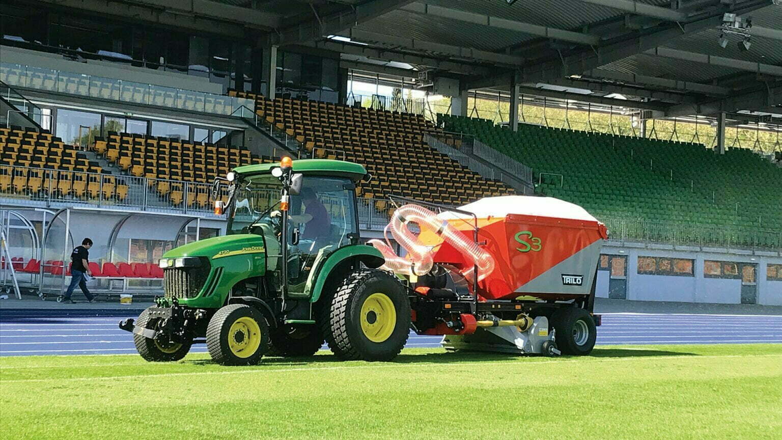 Removal of a thatch layer from grass fields - TRILO Machines