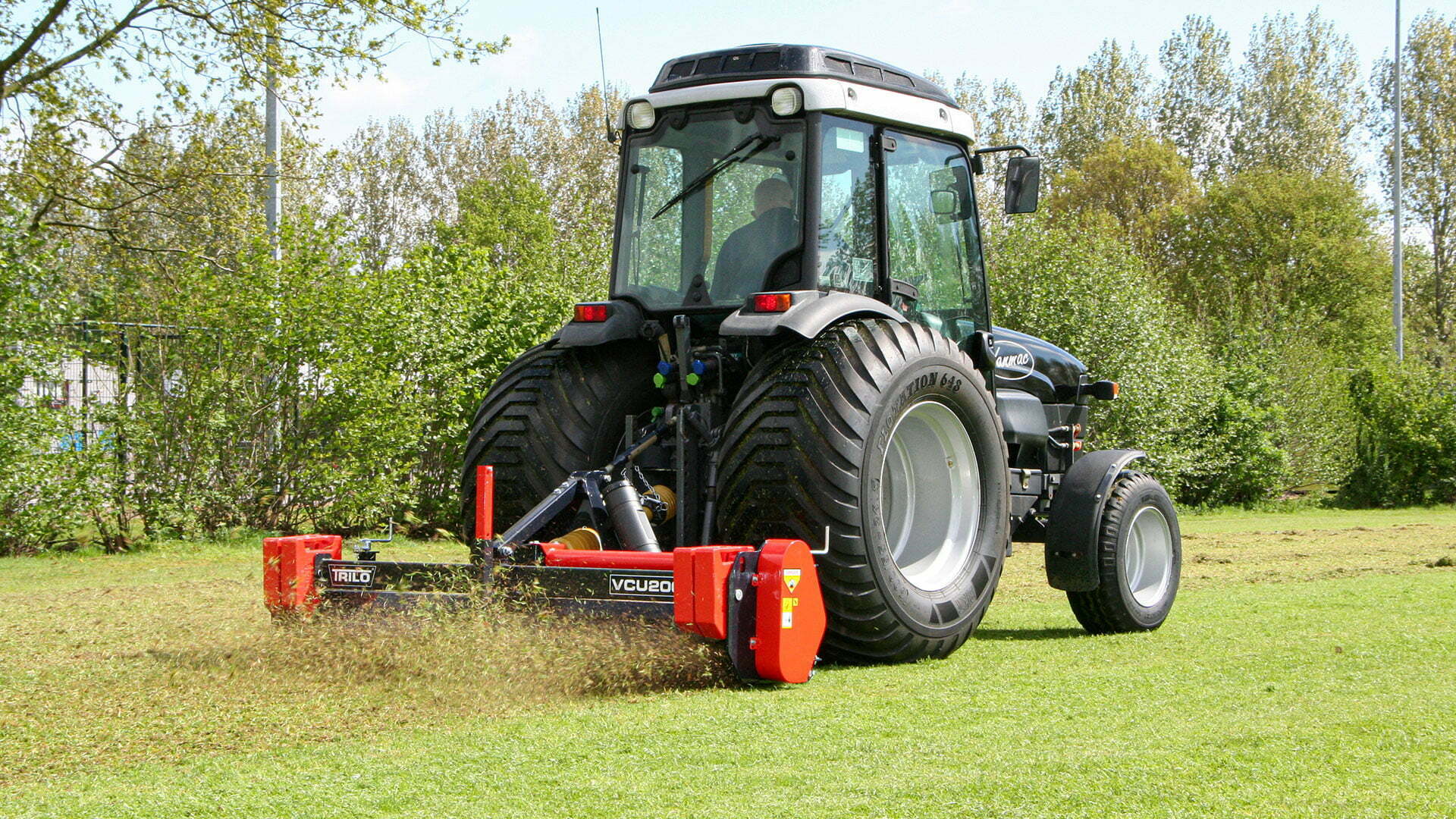 Removal of a thatch layer from grass fields - TRILO Machines